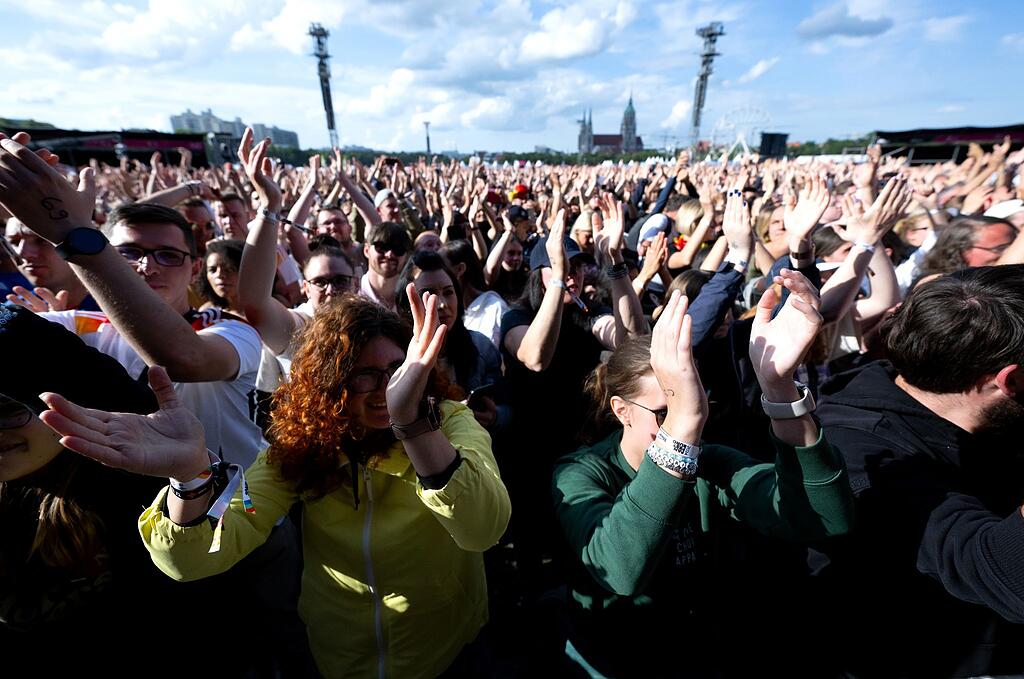 Bei Ed Sheeran und Co.: Zehntausende feiern EM-Fanfest in München ...