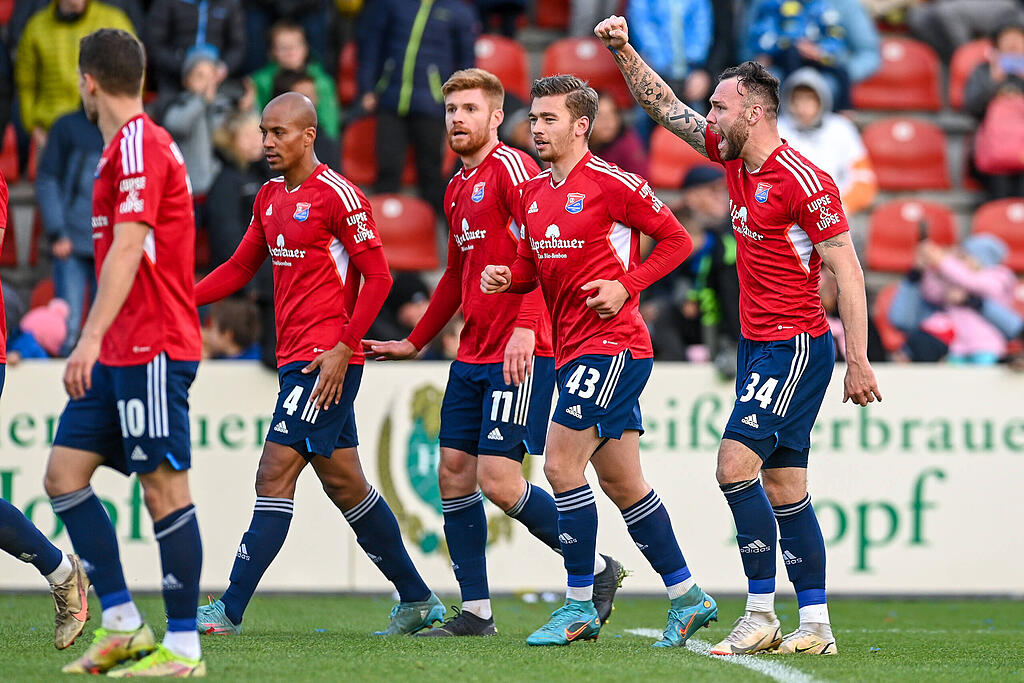 SpVgg Unterhaching schlägt FC Augsburg II und bleibt Tabellenführer ...