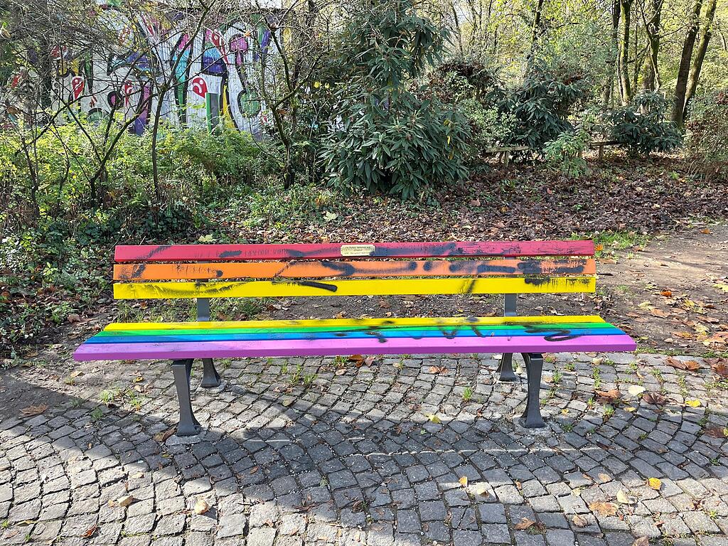 Regenbogenbank am Glockenbach beschmiert | Abendzeitung München