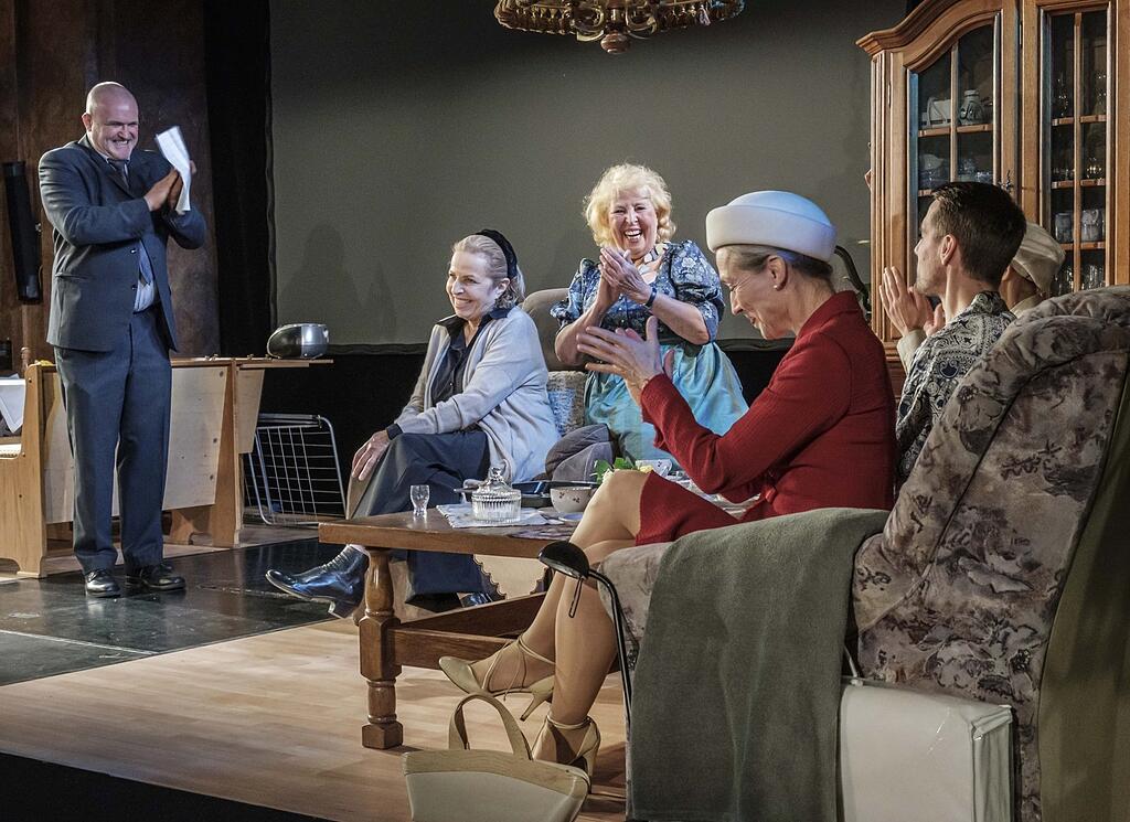 Die Rückkehr der Delphine im Deutschen Theater: Grob gehauene ...