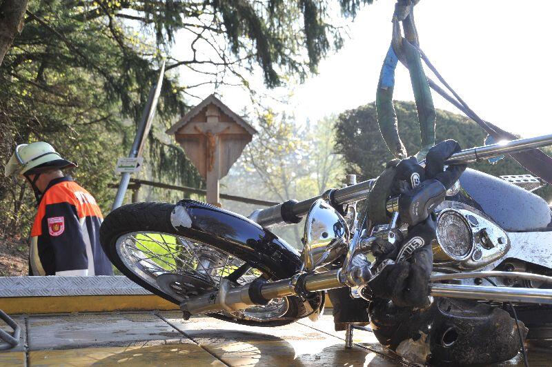 Motorradfahrer rast gegen Baum | Abendzeitung München