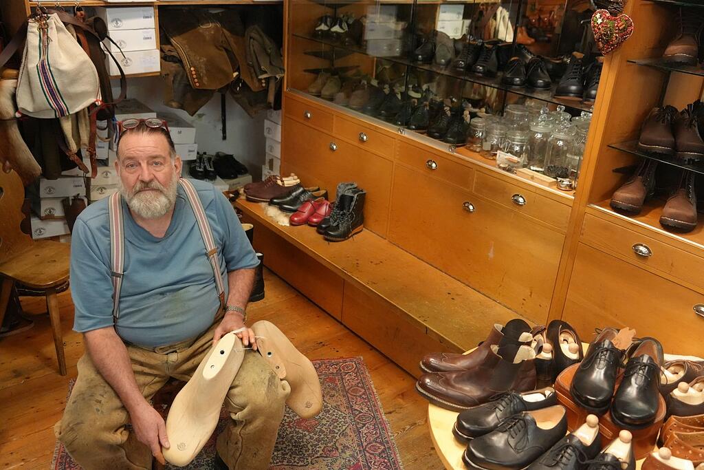 Schuh-Bertl rät im großen AZ-Interview: So oft wie möglich barfuß ...