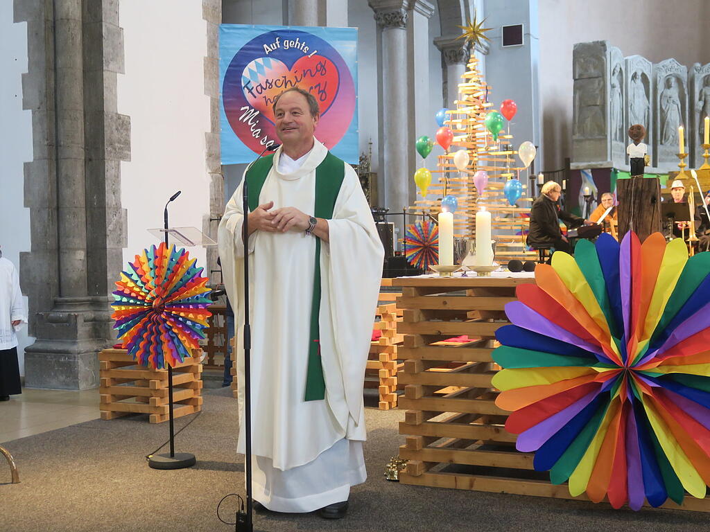 Krapfen in der Kirche: Schunkelmesse mit Pfarrer Schießler | Abendzeitung München