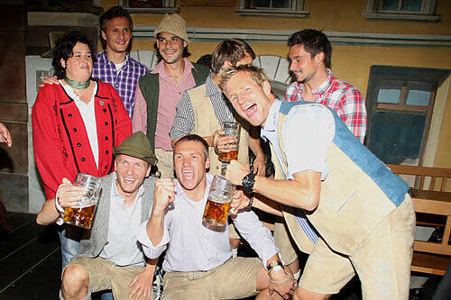 Die Löwen feiern im Hacker: Derbysieg – Wiesnglück | Abendzeitung München