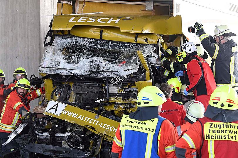 Unfall mit Sattelzügen auf der A99: Ein Schwerverletzter und stundenlange Vollsperrung ...