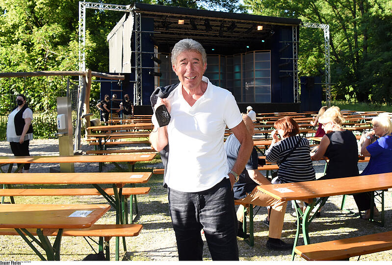 Theaterpremiere in München: Promis genießen Das Blaue vom Himmel ...
