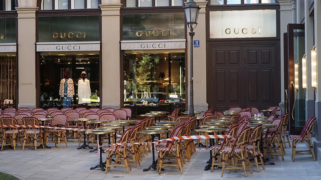 Geduld ist gefragt: Absperrband ums Münchner Cafe Roma | Abendzeitung ...