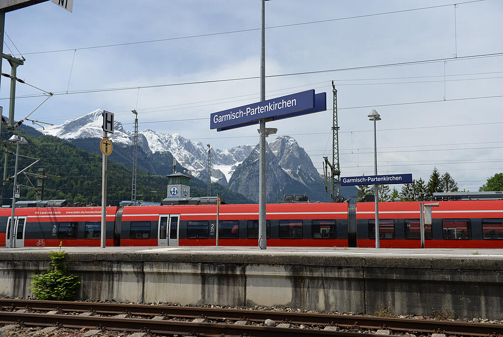 Depperte Challenge bei Garmisch: Mann lässt sich von Zug überrollen ...