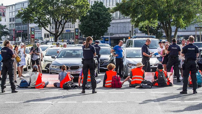 Letzte Generation und Extinction Rebellion: Protest in München ...
