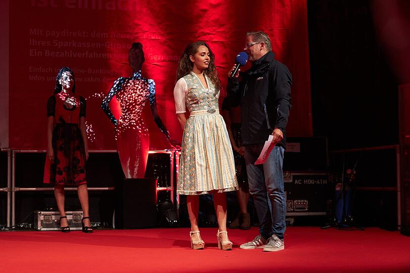Am Marienplatz: Der Schönen Münchnerin fliegen die Herzen zu ...