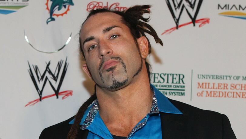 Wrestling-Star Tyler Reks outet sich als Transgender und zeigt sich als ...