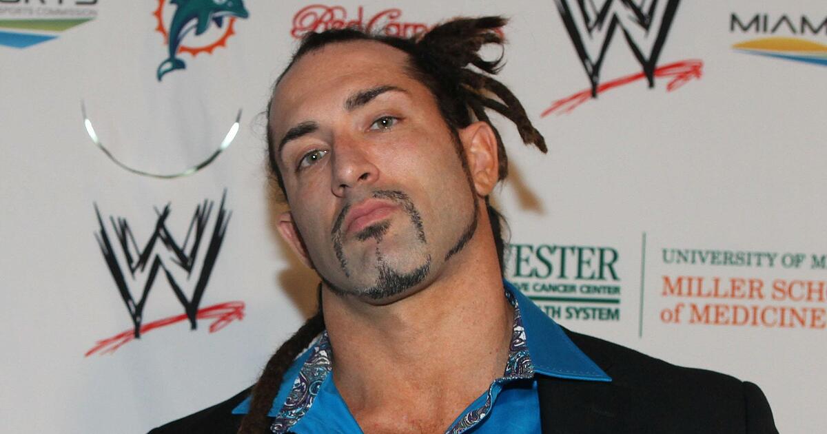 Wrestling-Star Tyler Reks outet sich als Transgender und zeigt sich als ...