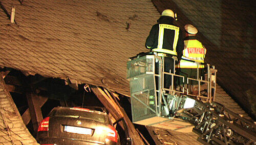 Auto hebt ab und landet im Kirchendach | Abendzeitung München Auto hebt ab und landet im Kirchendach | Abendzeitung München