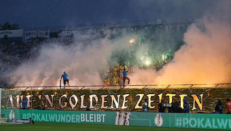 Pyro-Show und Becher-Wurf: Ultras des TSV 1860 sorgen in Elversberg für Aufsehen | Abendzeitung ...
