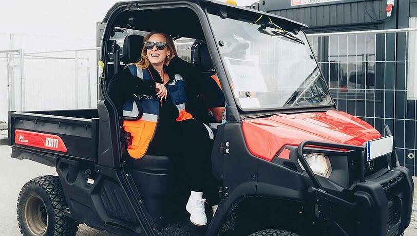 Vor Riesenkonzerten in München: Popstar Adele schaut sich die Messe an ...