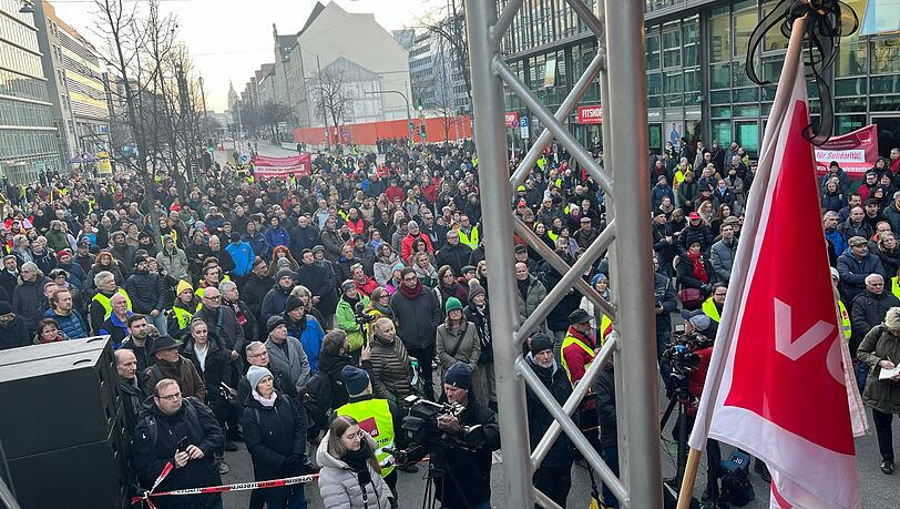 Eine Woche nach dem Anschlag in München: Über 1000 Trauernde gedenken am Tatort | Abendzeitung ...