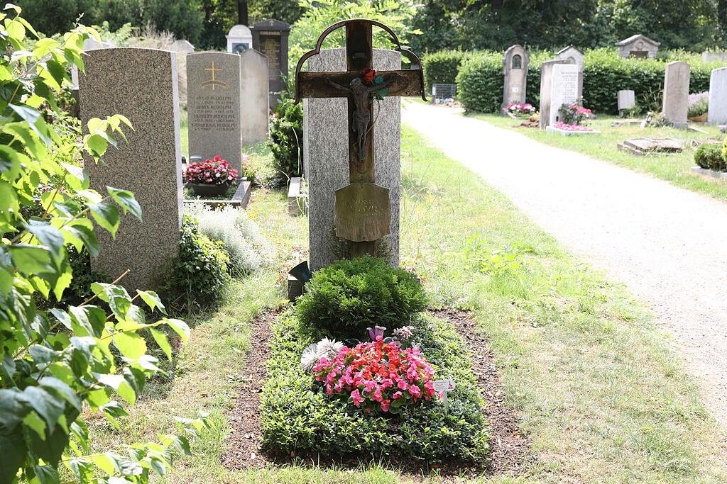 Grab von bekannter Volksschauspielerin am Ostfriedhof verfällt ...