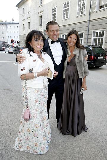 Salzburger Osterfestspiele: Eliette von Karajan füttert Fürstin Gloria ...