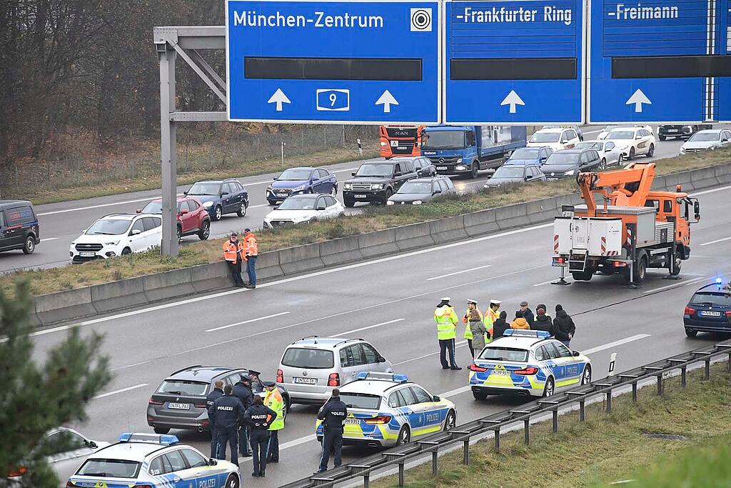 Klimaprotest auf Münchner Autobahn: Aktivisten blockieren A9 und A96 ...