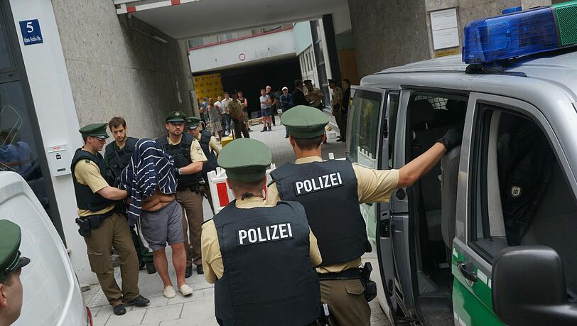 Mann mit Waffe! SEK-Einsatz im Glockenbachviertel | Abendzeitung München