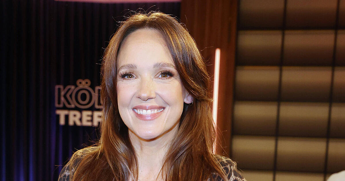 Carolin Kebekus zieht blank: "Mache dem DHL-Boten oben ohne die Tür auf ...