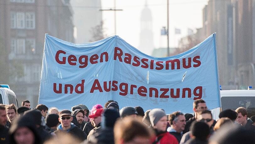 AfD-Protest gegen Flüchtlingspolitik von Gegendemo gestoppt ...