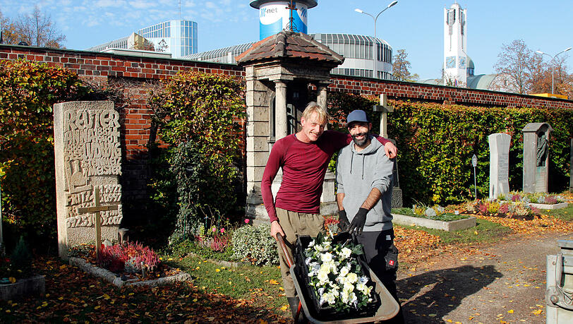 Zu Allerheiligen: Friedhofsputz am Nordfriedhof München | Abendzeitung ...