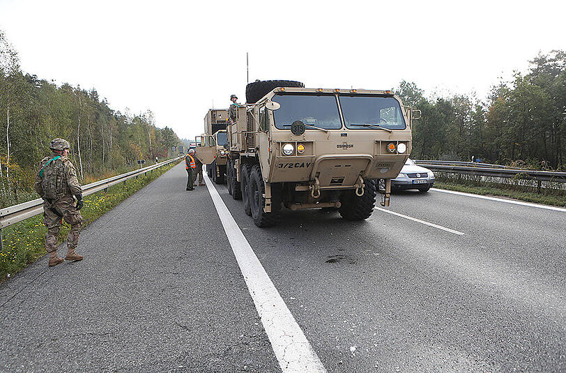 Radpanzer der US-Armee rammt Lkw auf der A6 | Abendzeitung München