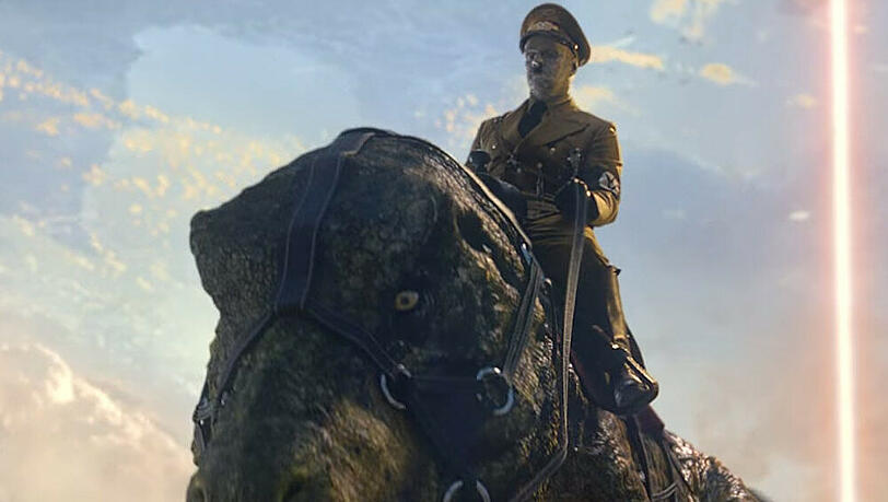 Trailer zu "Iron Sky 2": Hier reitet Hitler einen Dinosaurier ...