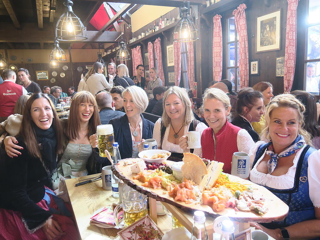 Neuer Wiesn-Stammtisch: Wo Frauen sich bei Bier und Breze vernetzen ...