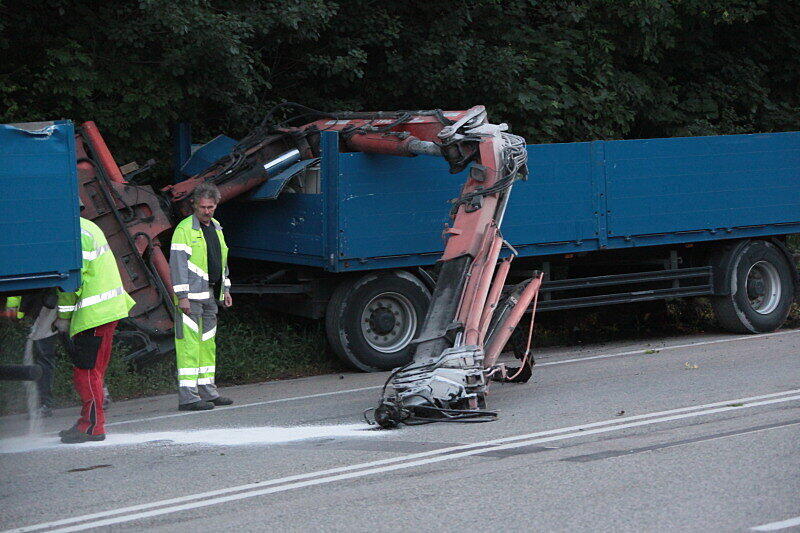 Unfall: Ladekran brettert gegen Brücke | Abendzeitung München