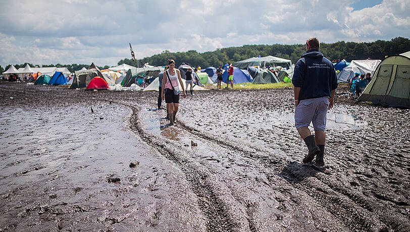 Schlammschlacht Hurricane-Festival: Auch am Montag stecken noch Autos ...