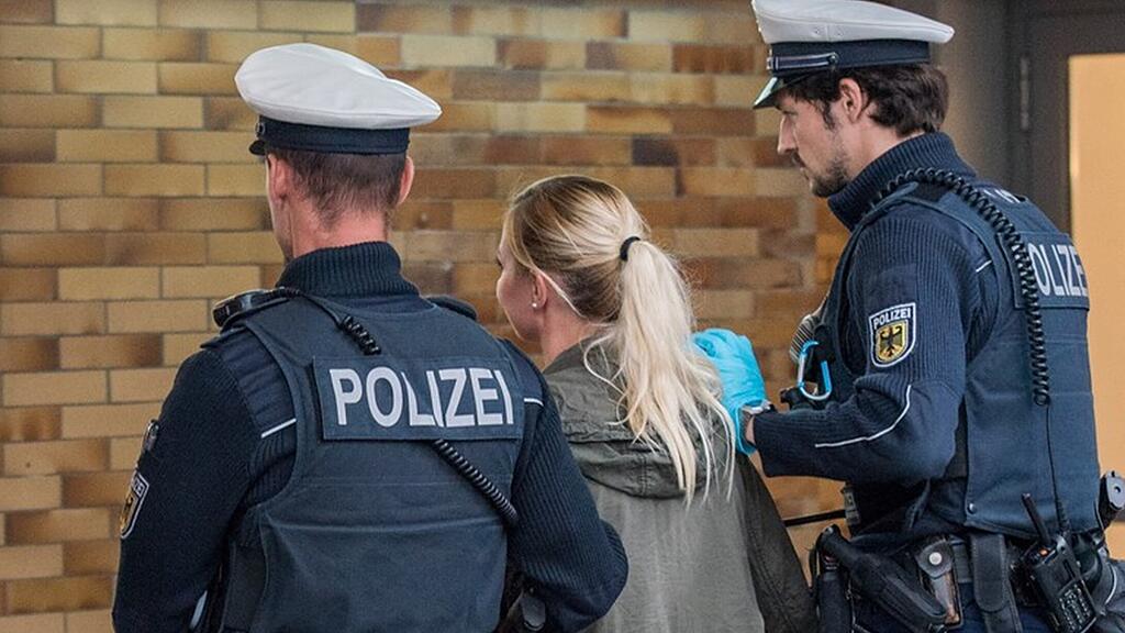 Angriff am Münchner Hauptbahnhof: Frau boxt Bundespolizisten in die Genitalien | Abendzeitung ...