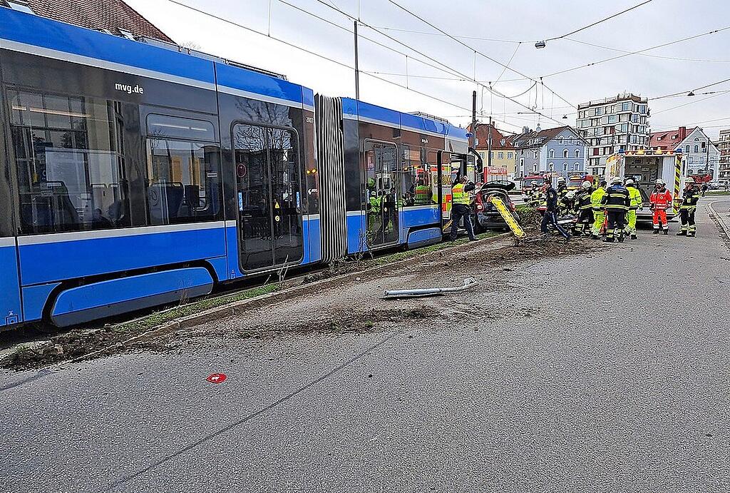 Am Knie in Pasing: Mehrere Auto-Unfälle mit Tram - was wird dagegen getan? | Abendzeitung München