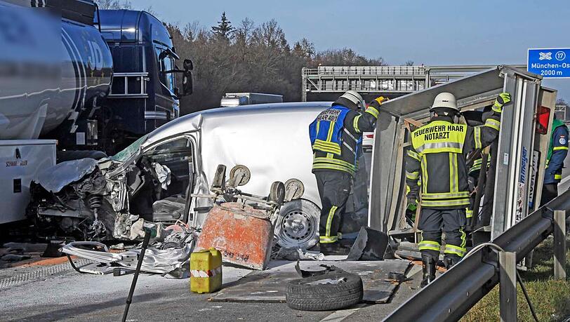 Unfall auf der A99 bei Haar/Vaterstetten: Caddy kracht auf Lkw | Abendzeitung München