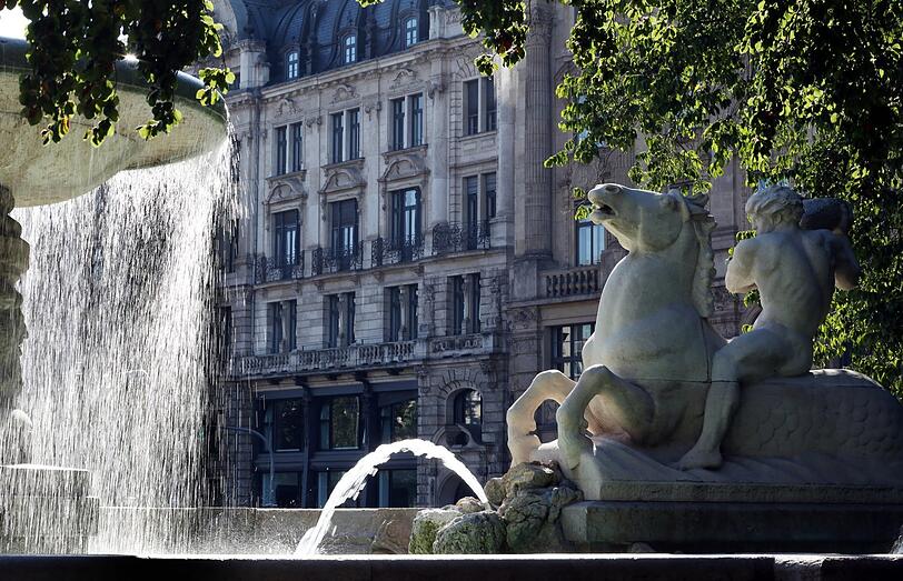 Lenbachplatz: Wo's plätschert und rauscht | Abendzeitung München