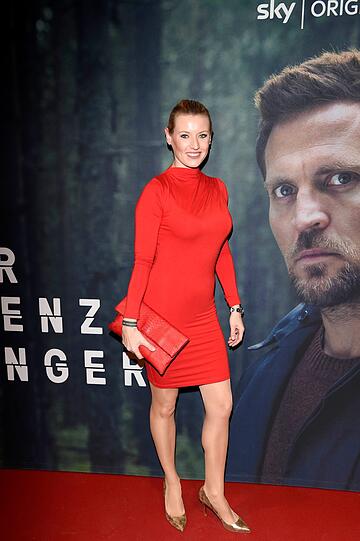 HFF München: Promis feiern Premieren-Party zur Sky-Serie Grenzgänger ...