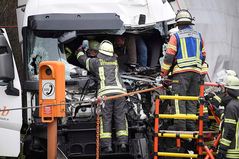Auffahrunfall auf der A99: Lkw kracht in Lkw am Stauende | Abendzeitung München