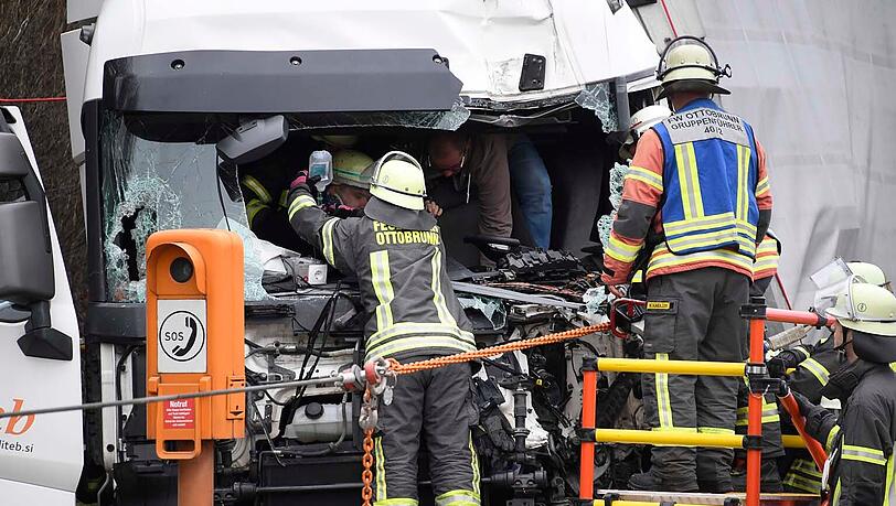 Auffahrunfall auf der A99: Lkw kracht in Lkw am Stauende | Abendzeitung ...