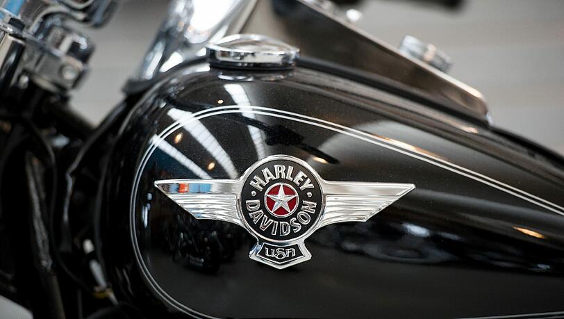 Harley-Fahrer prallt gegen Ampelmast und Baum | Abendzeitung München