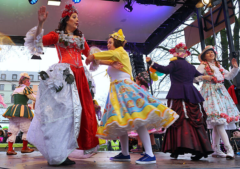 Marktweiber tanzen am Faschingsdienstag auf dem Viktualienmarkt in ...