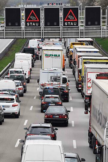 A9 Richtung Nürnberg: Stau und Verkehrschaos nach Lkw-Unfall | Abendzeitung München