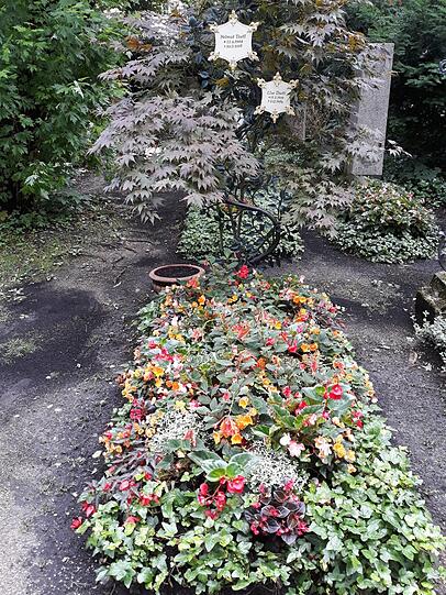 Gräber von Prominenten: Die letzte Ruhe nach dem Rampenlicht ... Gräber von Prominenten: Die letzte Ruhe nach dem Rampenlicht ...