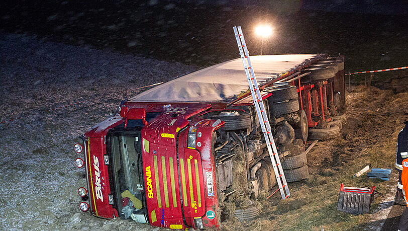 Lkw kippt von der B20: Fahrer leicht verletzt | Abendzeitung München