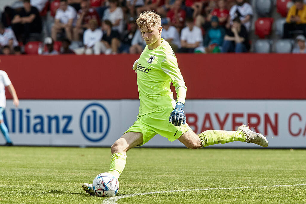 Darf in Belek Profiluft schnuppern: Das ist TSV-1860-Keeper Erion ...