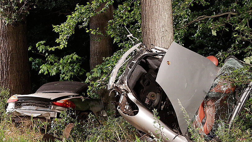 Horror-Unfall: Porsche in zwei Teile gerissen - Fahrer (55) tot ...