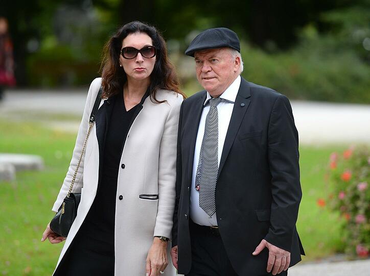 Beerdigung von Helmut Käfer: Die Promis nehmen Abschied | Abendzeitung ...