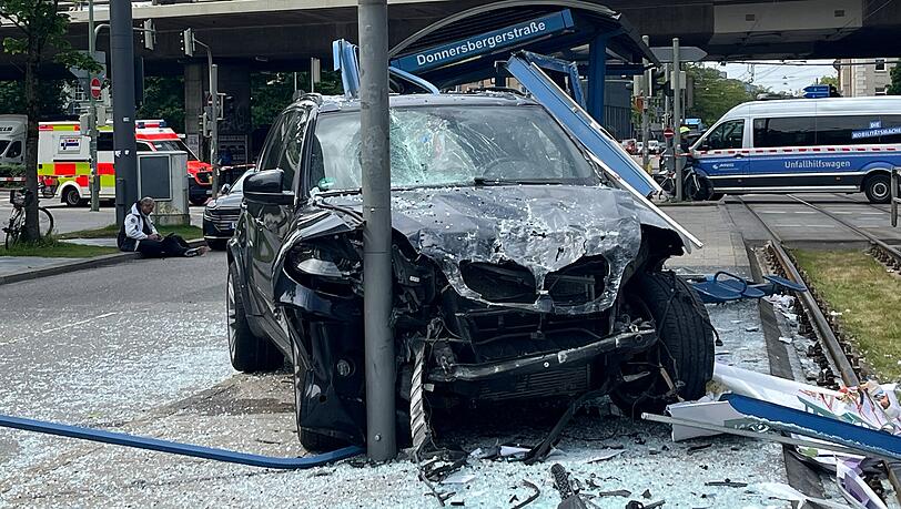 (AZ+) Auto fährt in Trambahn-Haltestelle: Die neuesten Erkenntnisse ... (AZ+) Auto fährt in Trambahn-Haltestelle: Die neuesten Erkenntnisse ...