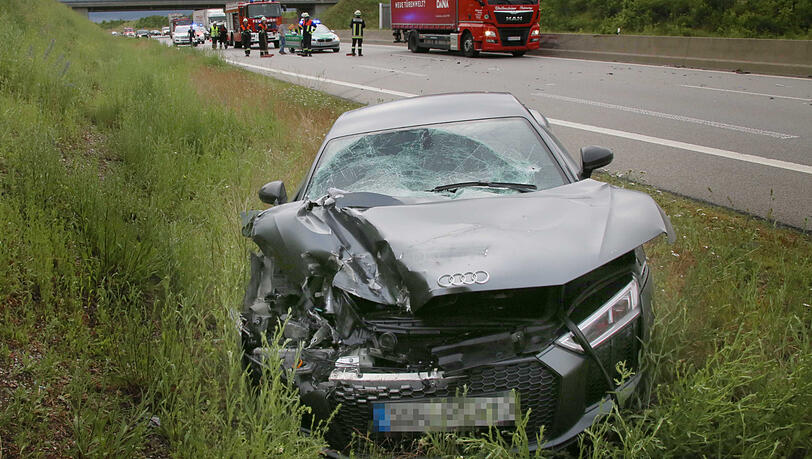 Audi-RS8-Fahrer baut Unfall auf A94 - Sportwagen ist Schrott | Abendzeitung München
