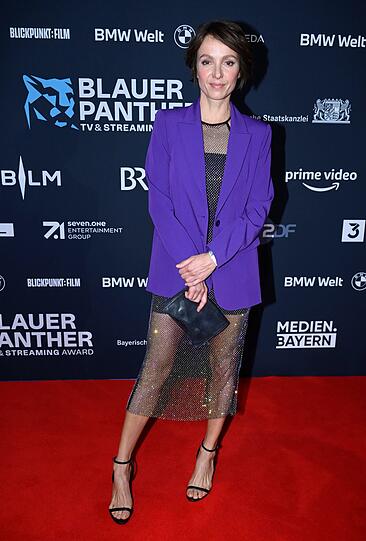 Schrille Styles bei Blaue Panther-Awards 2022 in München: Wigald Boning ...